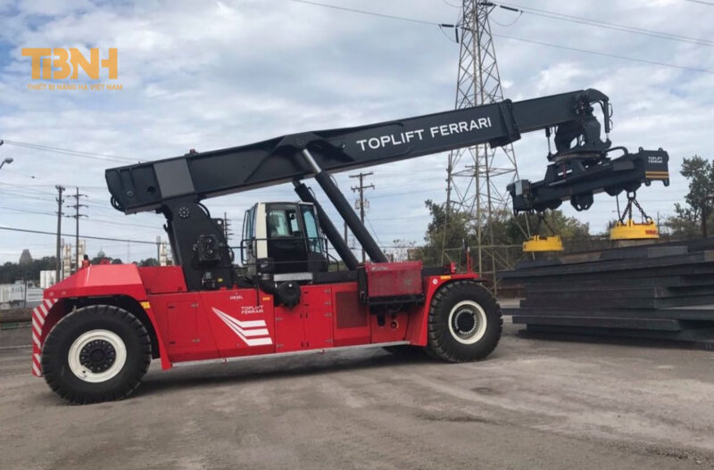 Reach stacker là gì? Những ứng dụng của xe reach stacker